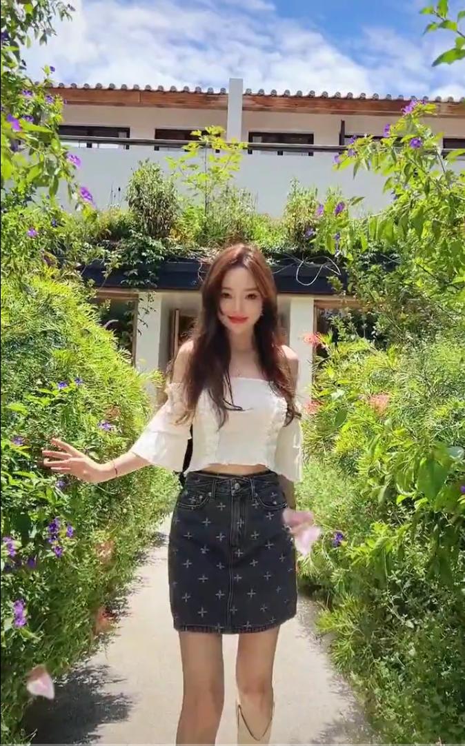 40-year-old Li Xiaolu has changed her facial features in recent photos ...