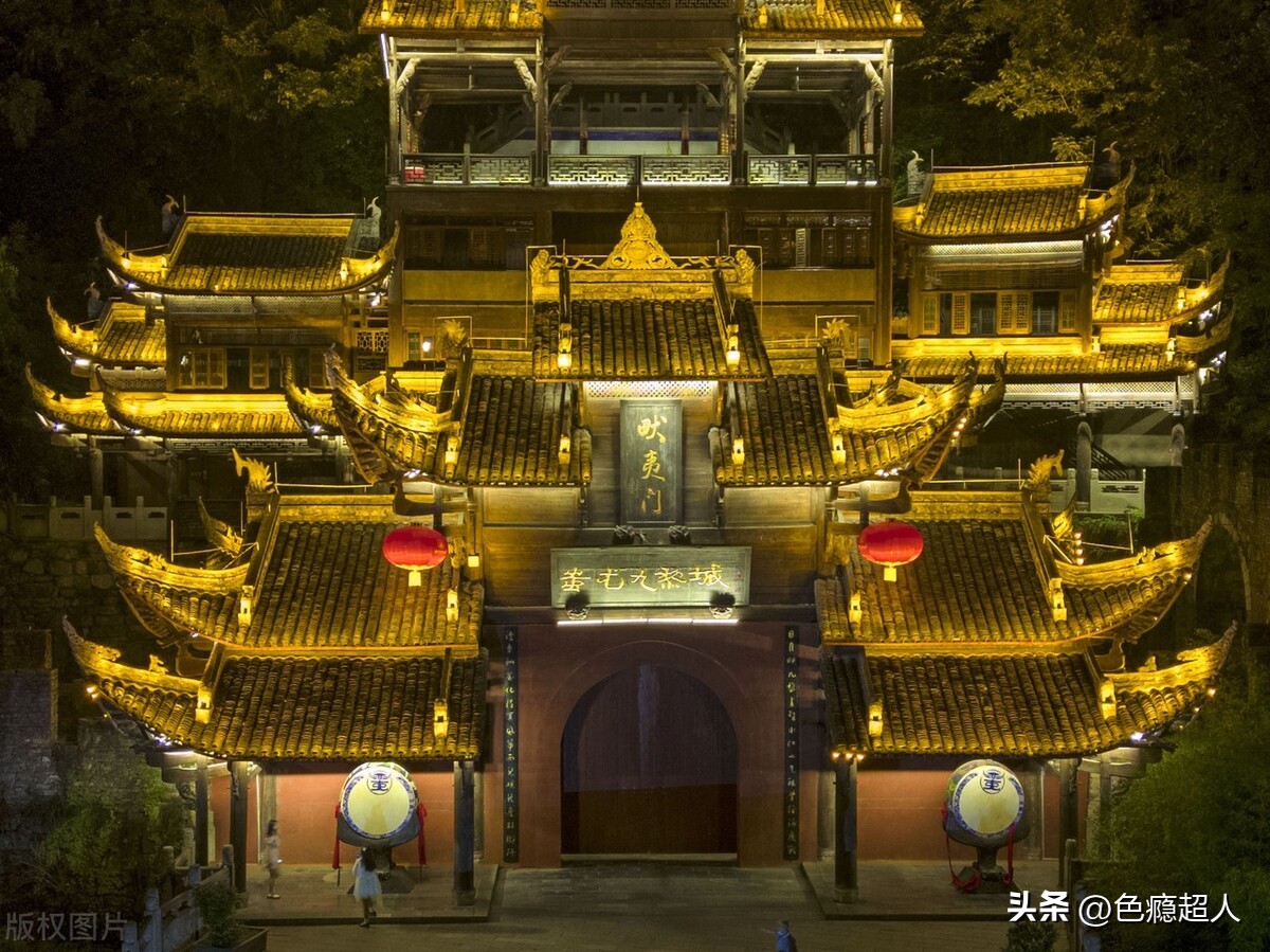 The night view of Chiyou Jiuli City in Chongqing is like a palace in ...