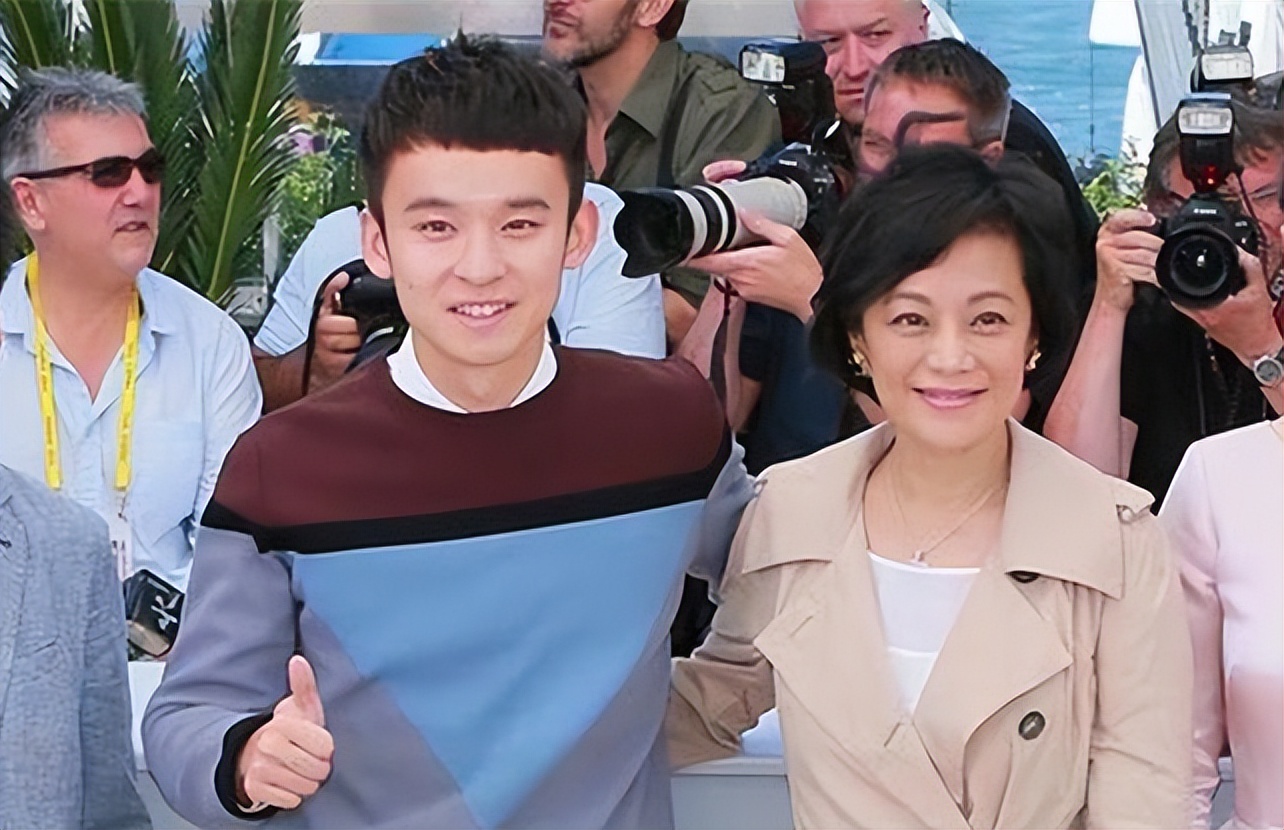 Zhang Yi, Chen Kun, and Deng Chaogan praised him as a "foil" because his mother was the reason ...