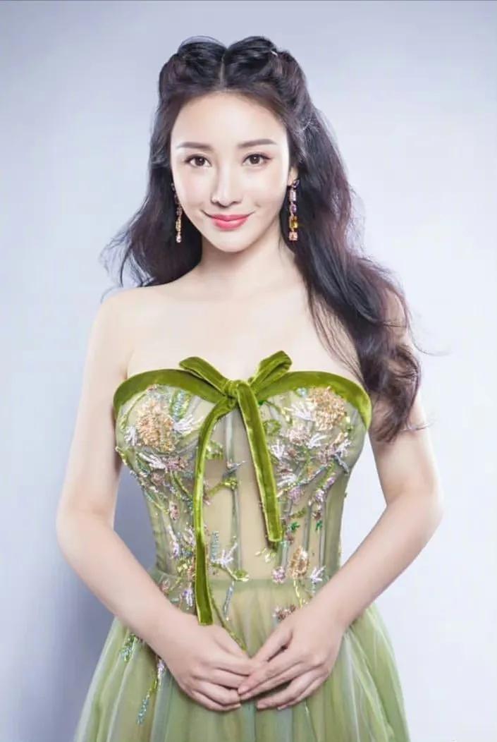 The sexy beauty Liu Yan has crystal clear eyes, and her whole body exudes elegance and elegance ...