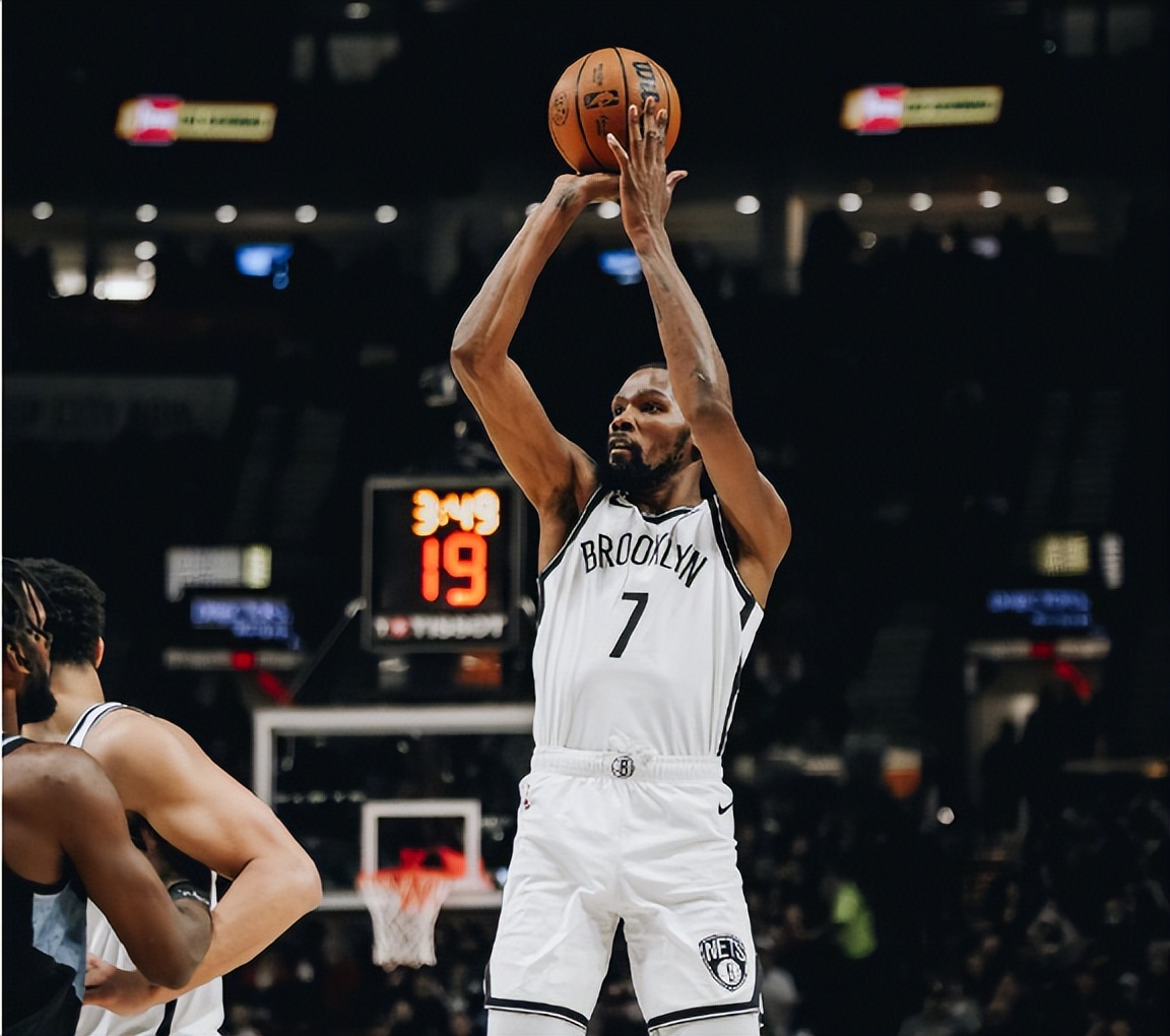 35+8!Durant set 3 records in the first battle: 30 + ninth in history ...