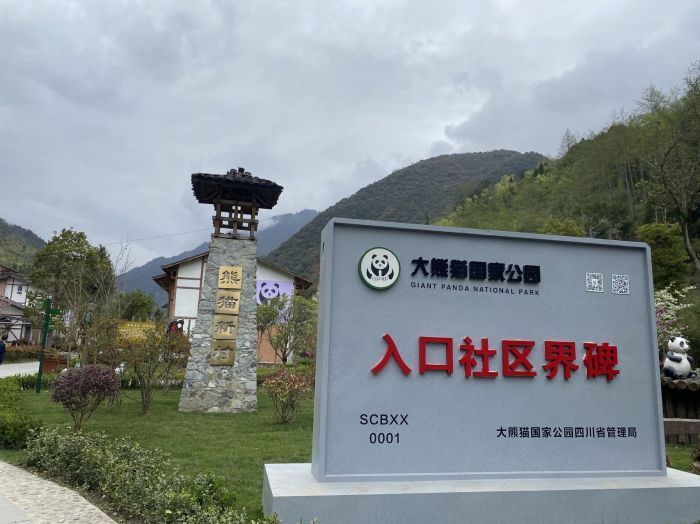 Sichuan Baoxing: Eyes full of spring under the golden mountain - iNEWS