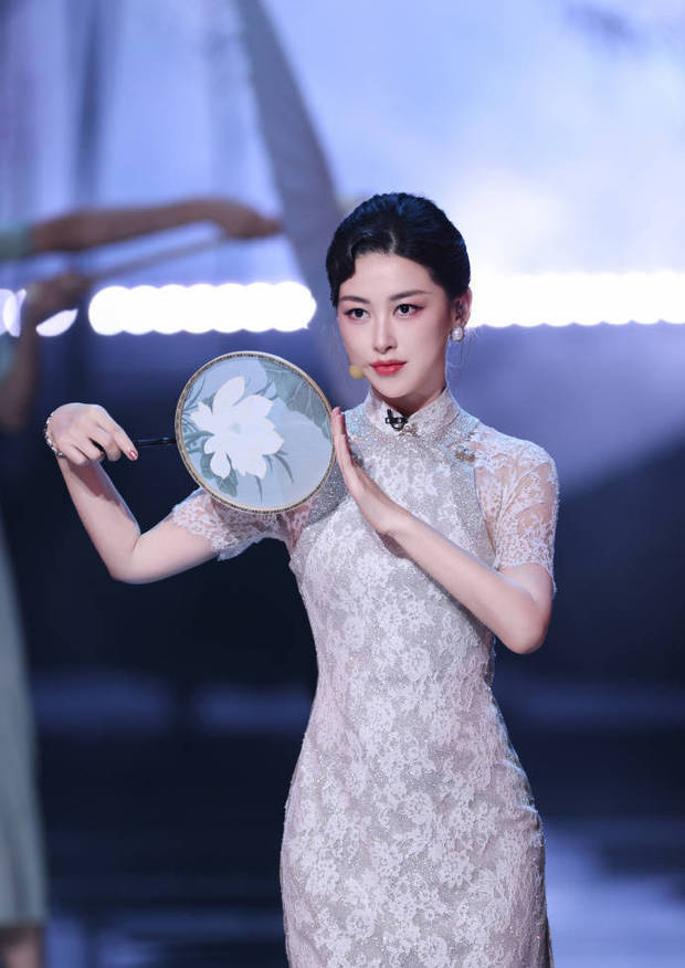 Zhu Zhu wears a plain cheongsam with a graceful figure and bright eyes ...