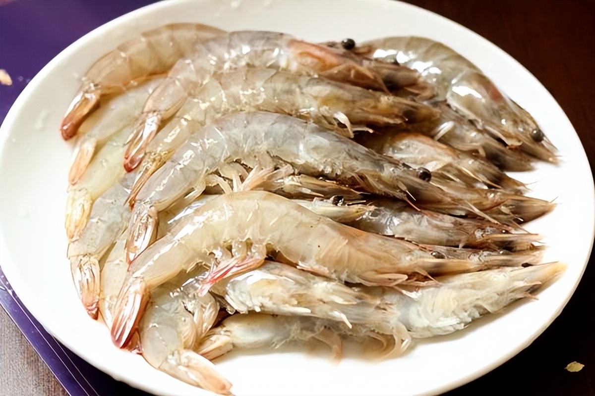Nailhu at the New Year's Eve dinner, braised prawns in oil, remember 4 ...