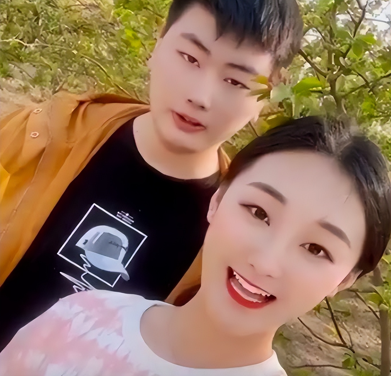 Zhu Xiaowei and his second wife show their affection, Chen Yanan's millions of fans account is ...
