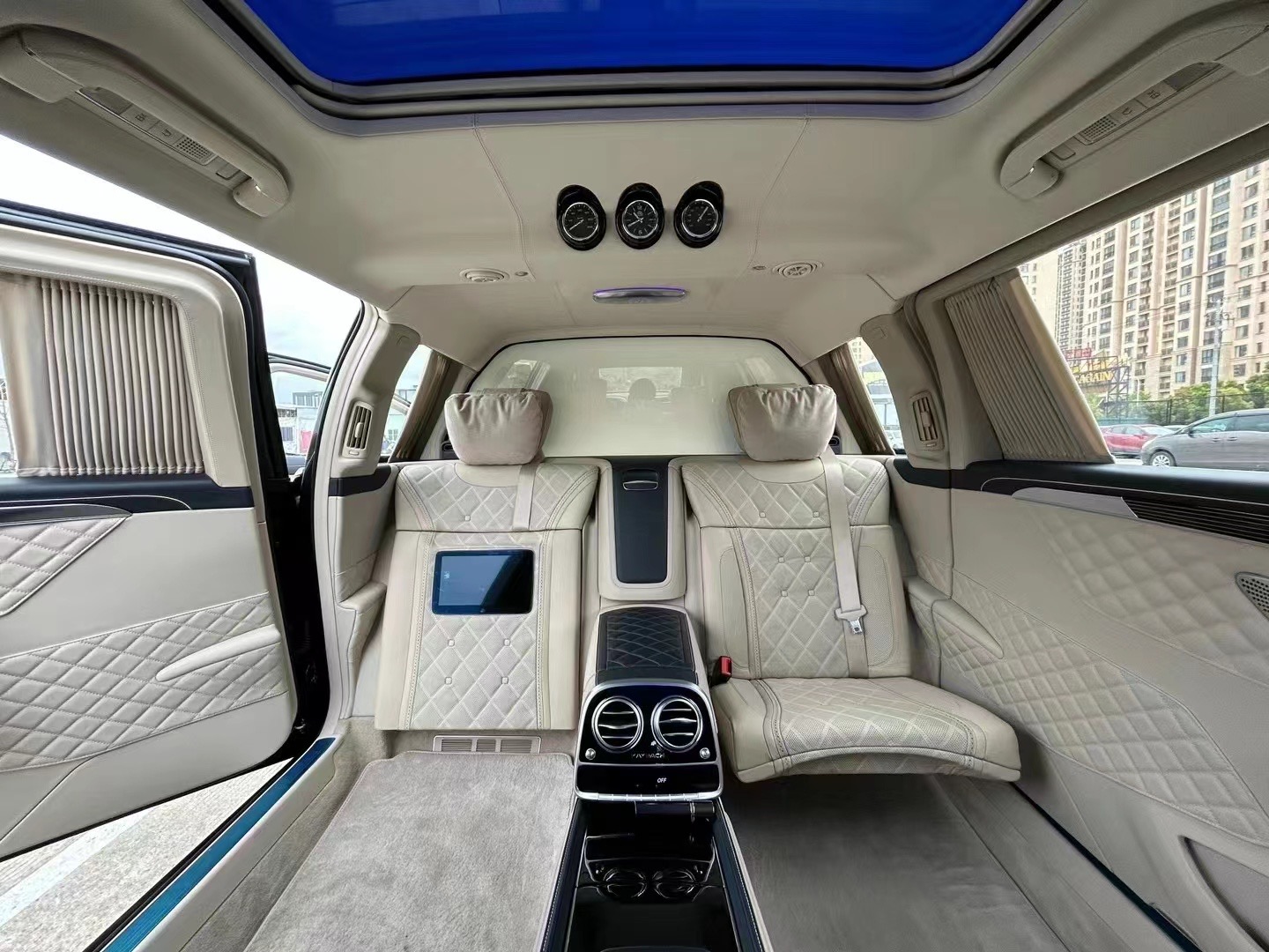 Luxury mobile palace, Maybach S680 Pullman - iNEWS