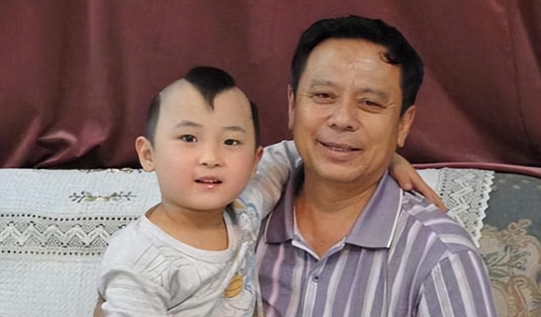 Deng Minghe, who went to the Spring Festival Gala at the age of 6 and ...