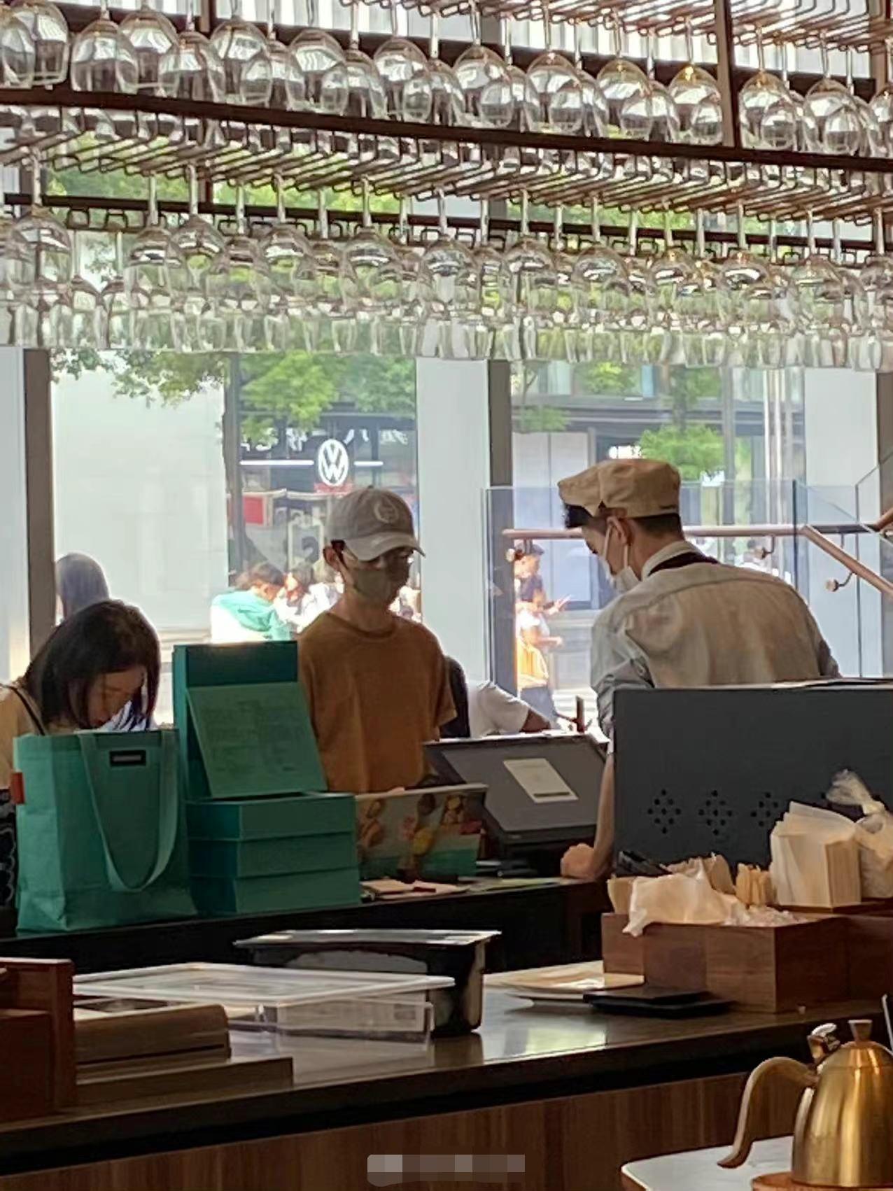 He Jiong appeared in Changsha on September 2, with a pretty face and a ...