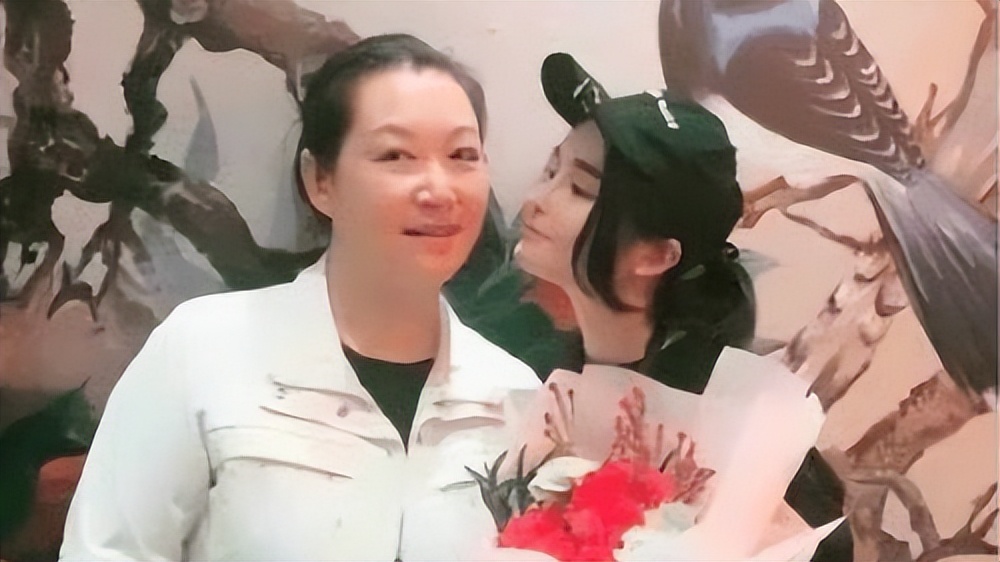 The woman behind Zhao Benshan finally showed up, fifty-five-year-old Ma ...