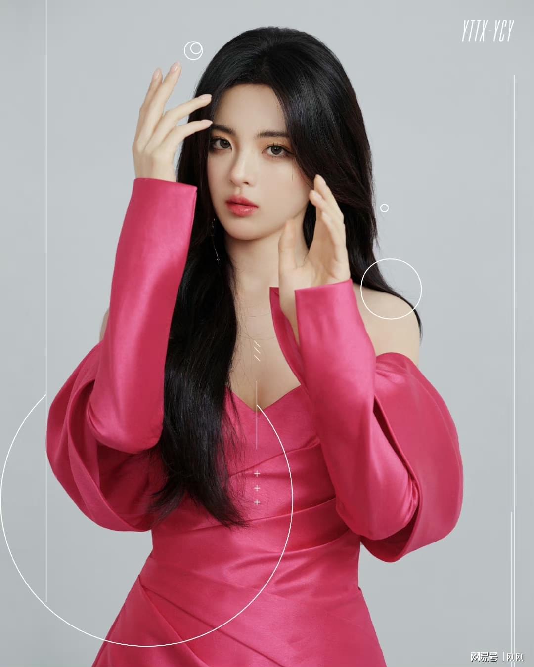 Yang Chaoyue with geometric figure - iMedia