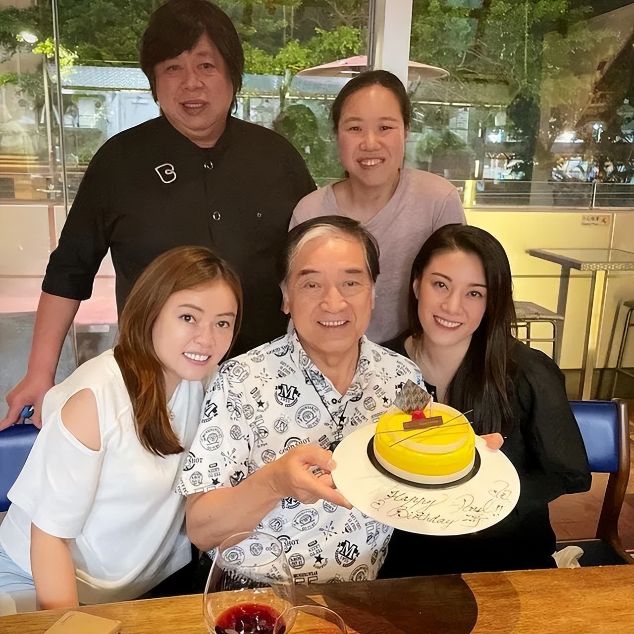 Liao Bier posted a photo of a gathering with Qin Pei in Canada - there ...