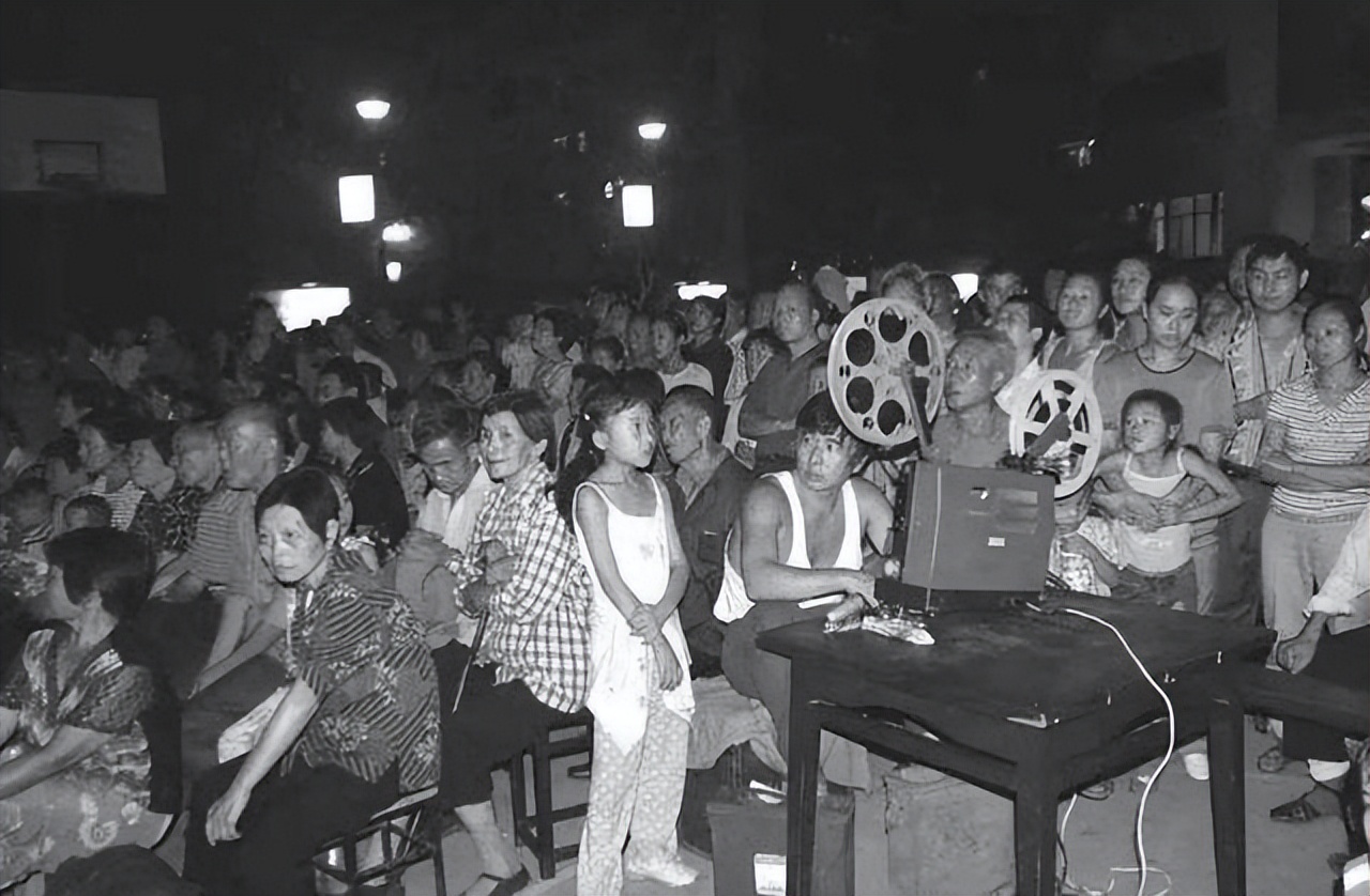 Remember the open-air movies back then? - iNEWS