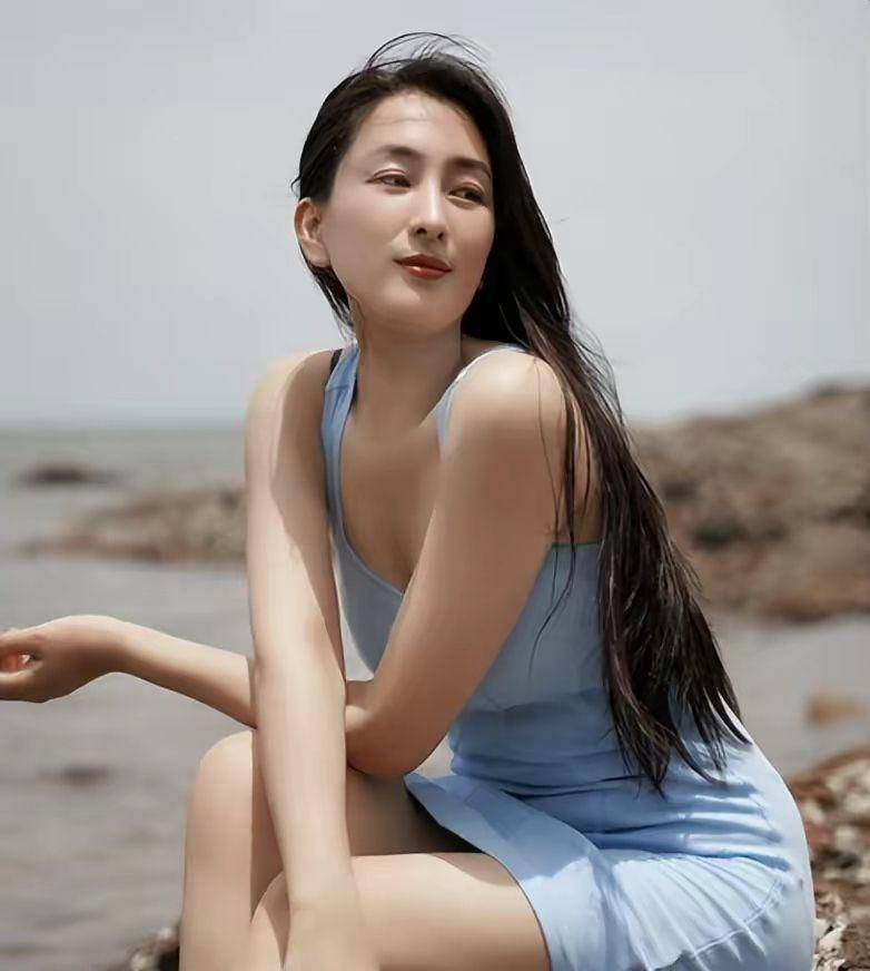 Ma Su Suyan has no confidence at all. She took a photo with Xiao Xianrou and hunched her waist ...