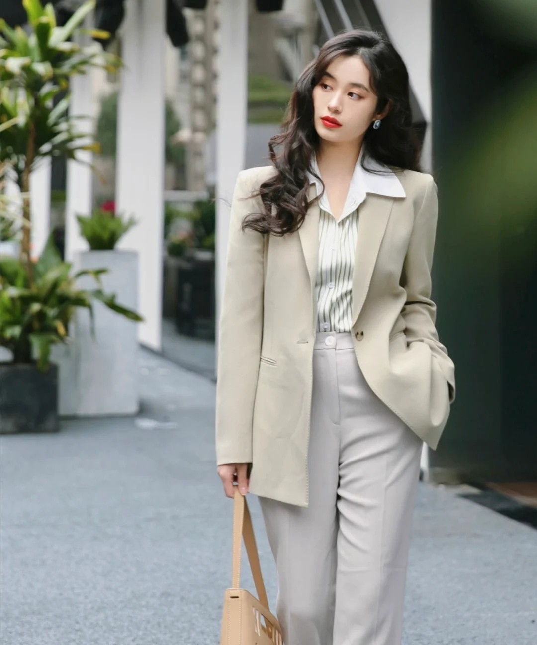 A woman with real temperament, when wearing a suit with these three ...