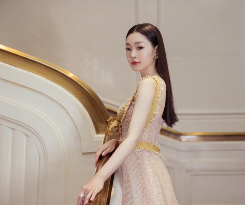 Song Yi wears a skirt, and the position of his hands can be called a ...