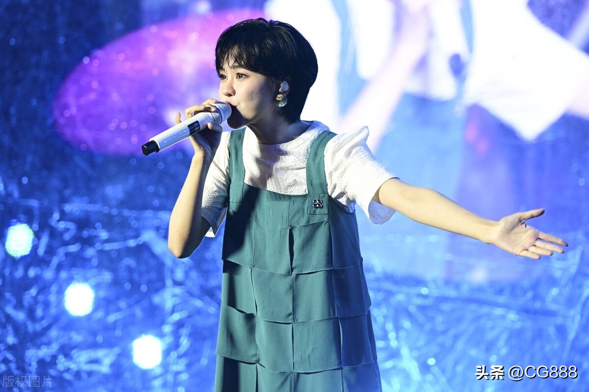 Yu Kewei sings at the 2023 Suzhou Paradise Heineken Super Beer Music Festival - iNEWS