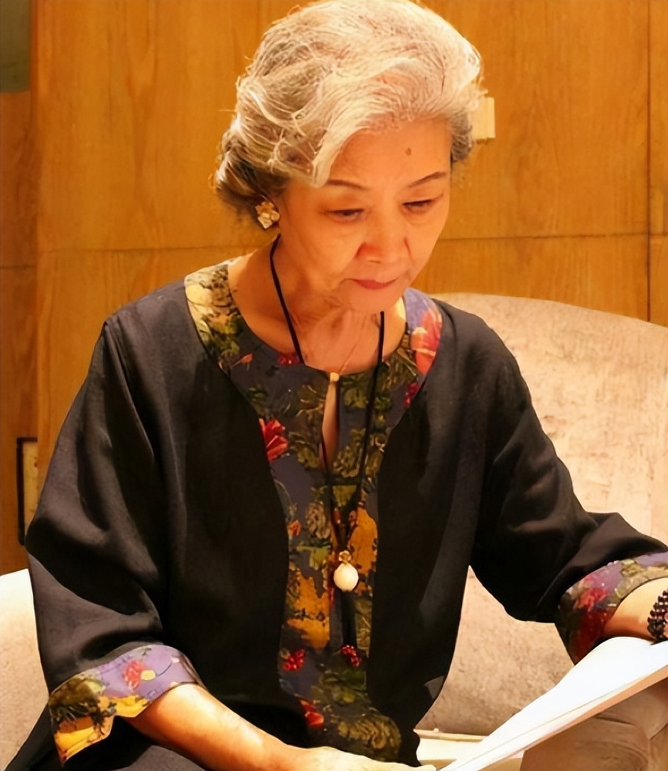 I was amazed by Lu Zhong's old age: choose wide clothes, long skirts ...