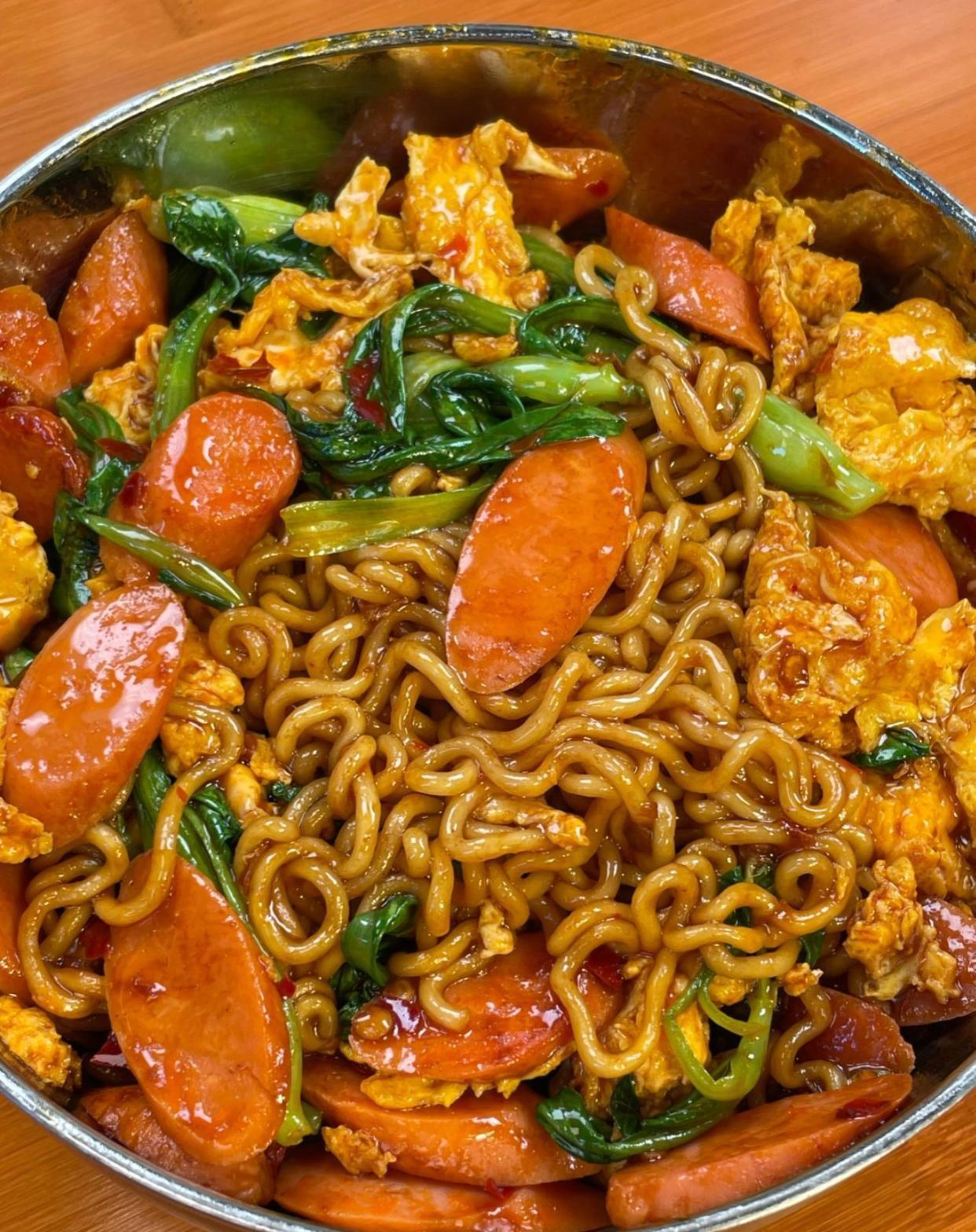 The fried noodles made by my mother are really delicious! Delicious ...