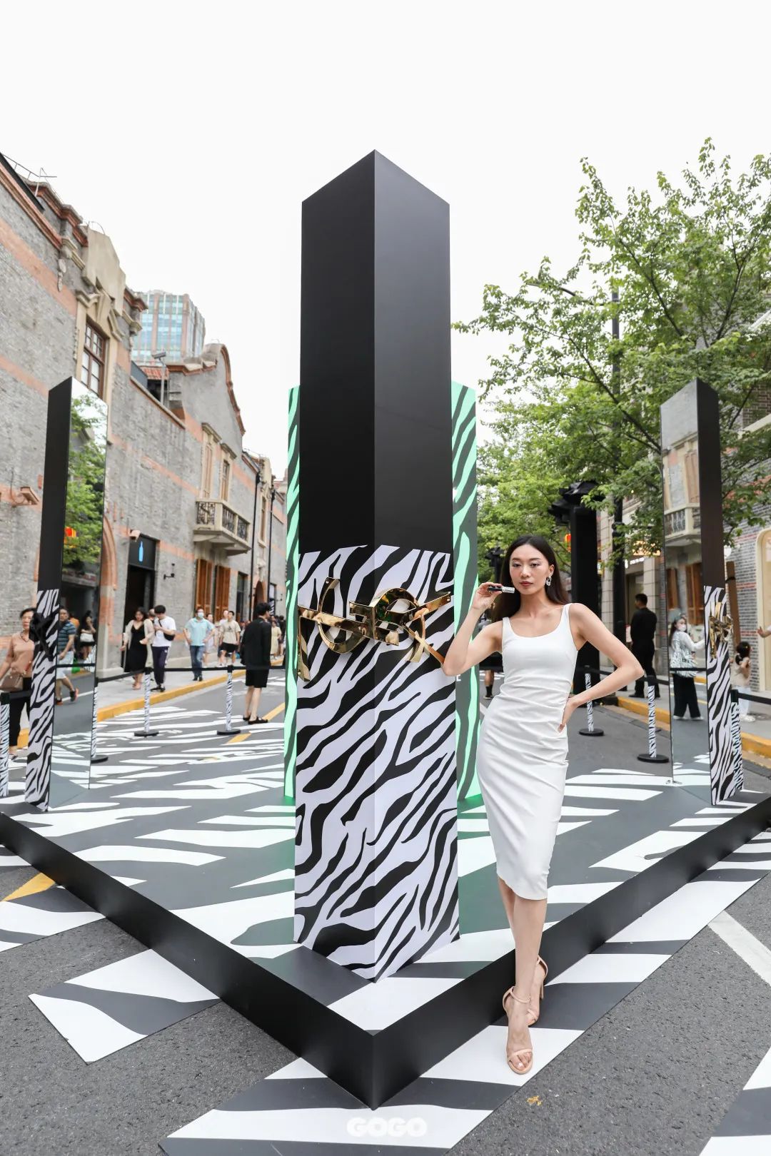 YSL luminous zebra crossing appeared in Zhangyuan, Shanghai, which is ...