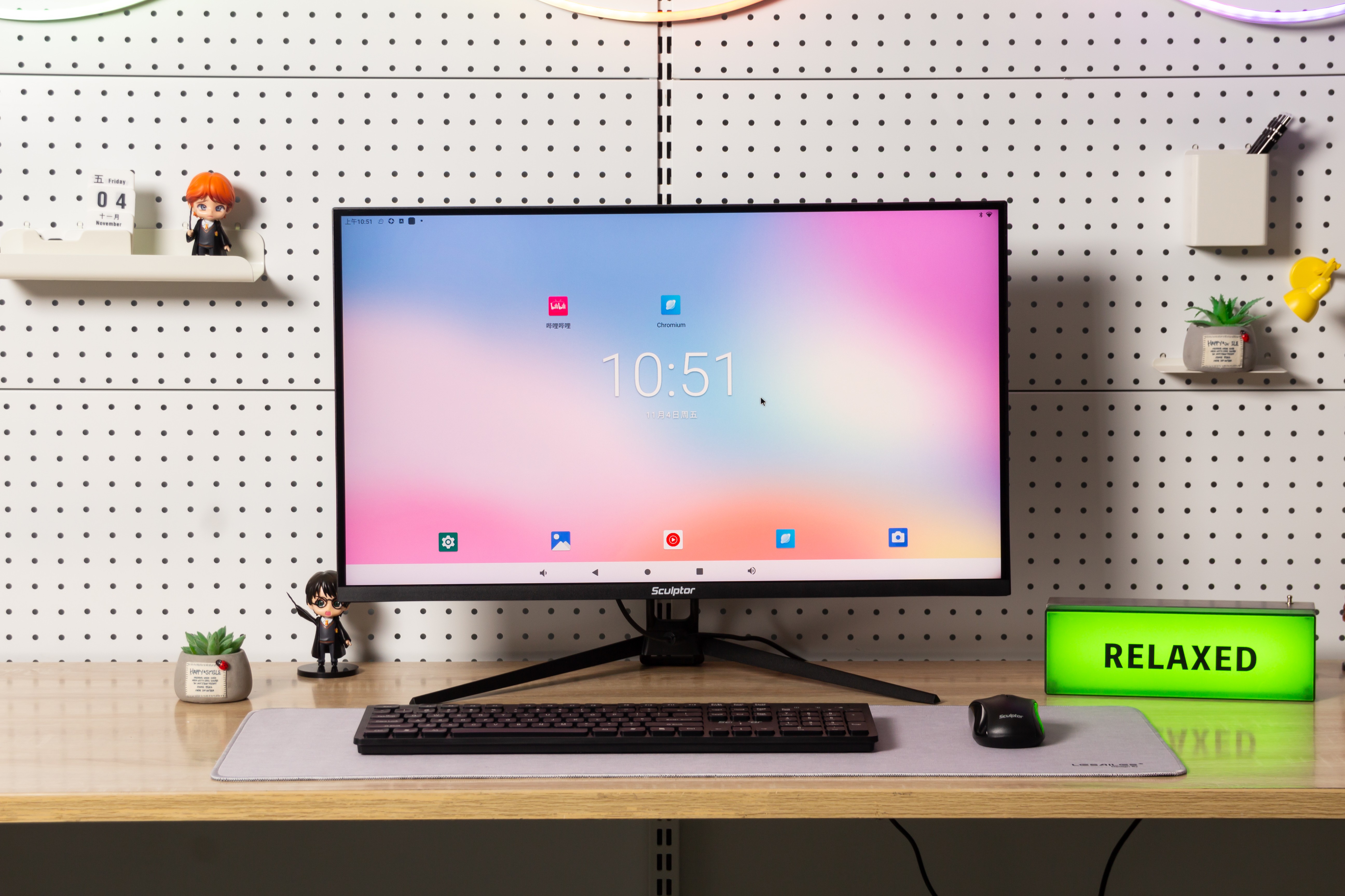The traditional display is out, the sculptor's 27-inch smart screen, it ...