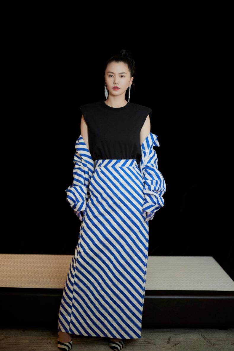 Tan Weiwei's songs are not widely sung, but judging from the awards, he ...