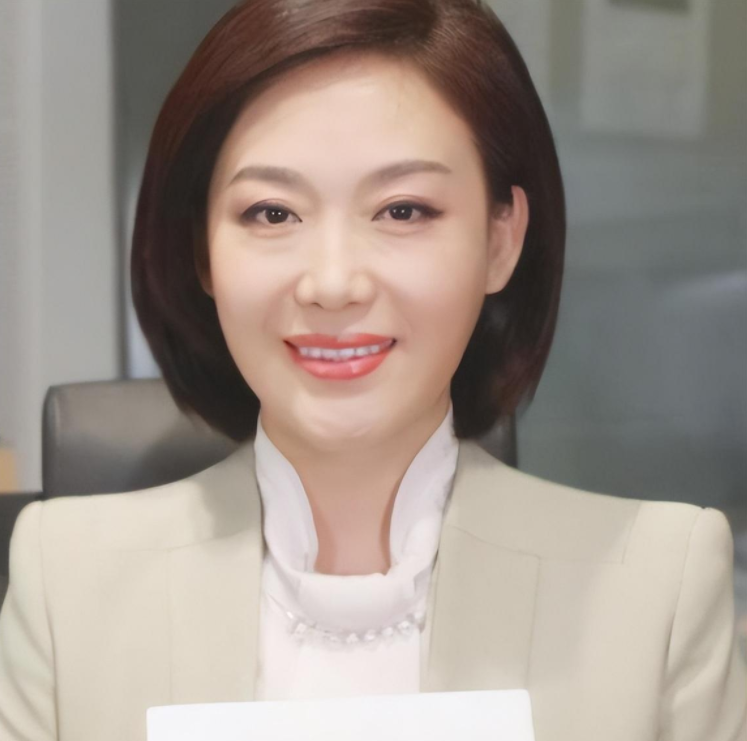 CCTV host Zheng Li: Rumor has it that her husband is Zhao Pu, a 37-year-old low-key mother, and ...