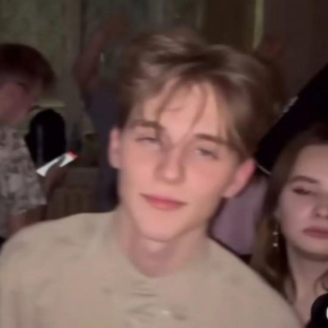 retro european style niche avatar - iNEWS