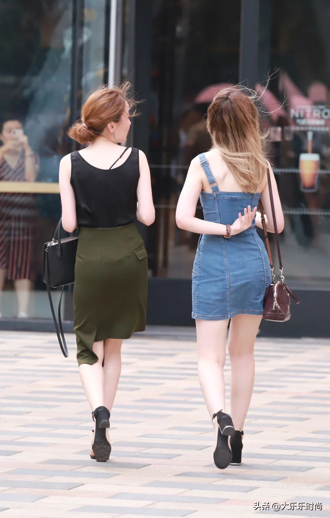 Fashion Street Shooting: A woman's back without facial features can ...