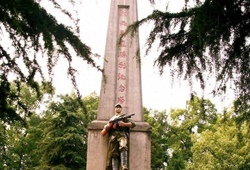 In 1950, Phoenix bandits robbed the female soldiers of the art troupe ...