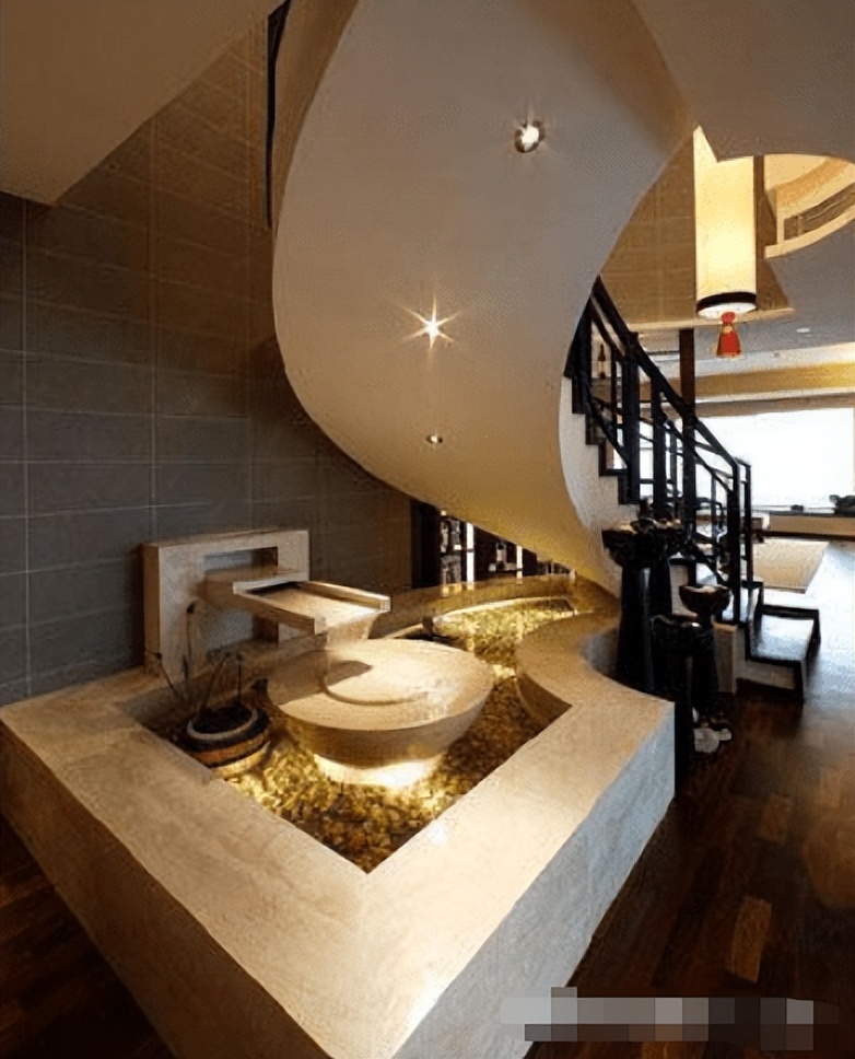 Tang Yan and Luo Jin's big mansion, the yard is full of flowers, they ...