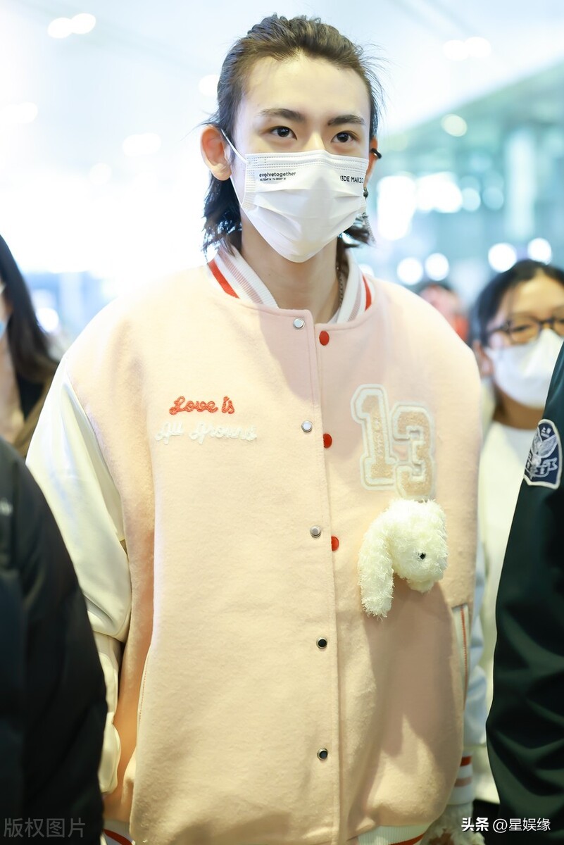 The little ghost Wang Linkai departed from Hongqiao Airport, wearing a ...