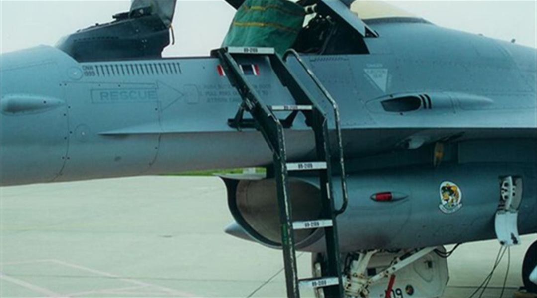 what happened?The F35 built-in boarding ladder is not fully automatic ...