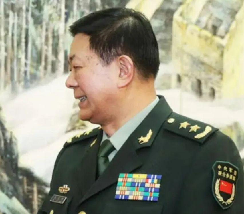 How to correctly identify the seniority badge on the chest of a PLA ...