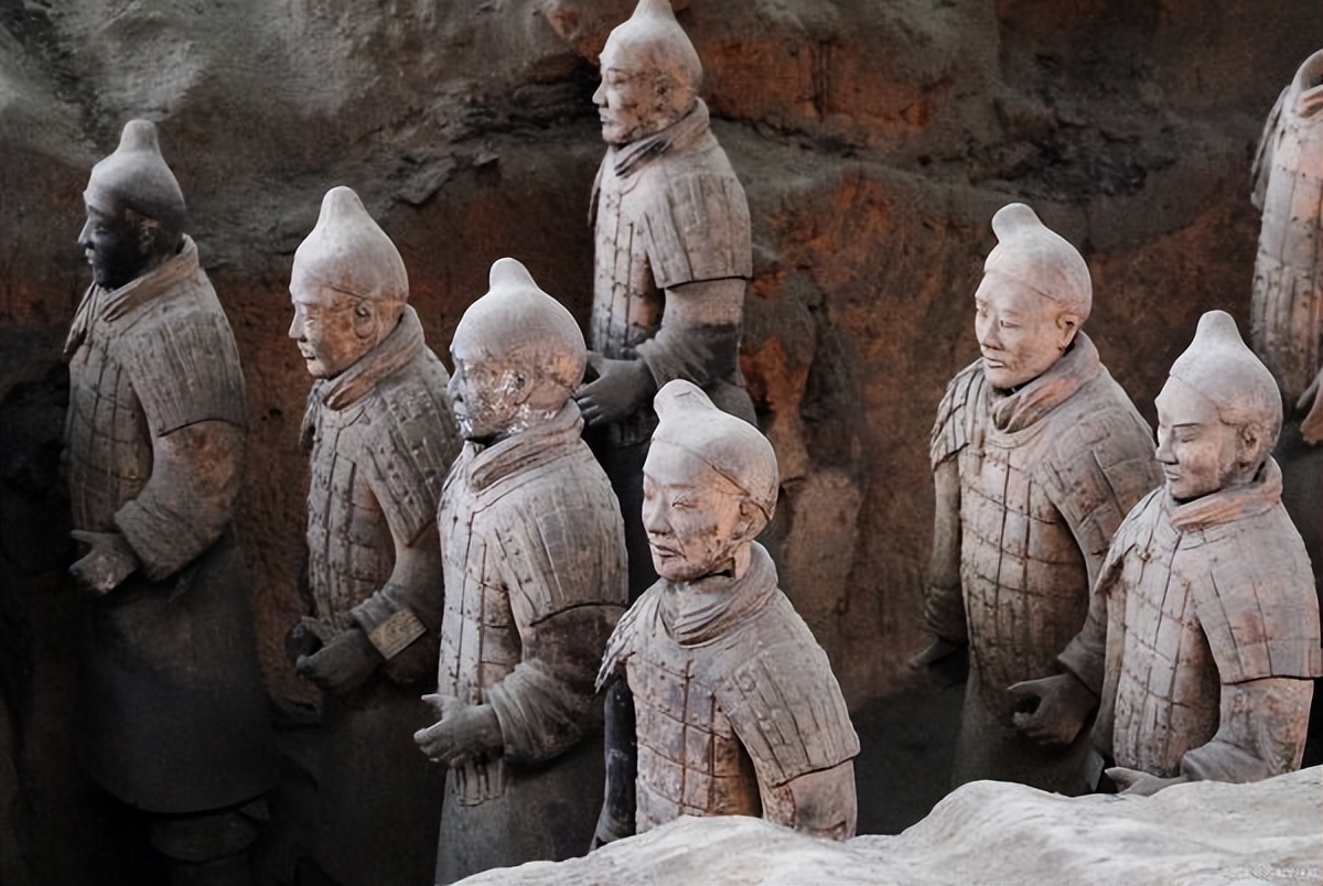 Qin Shihuang Terracotta Warriors, what is the mound between the two ...