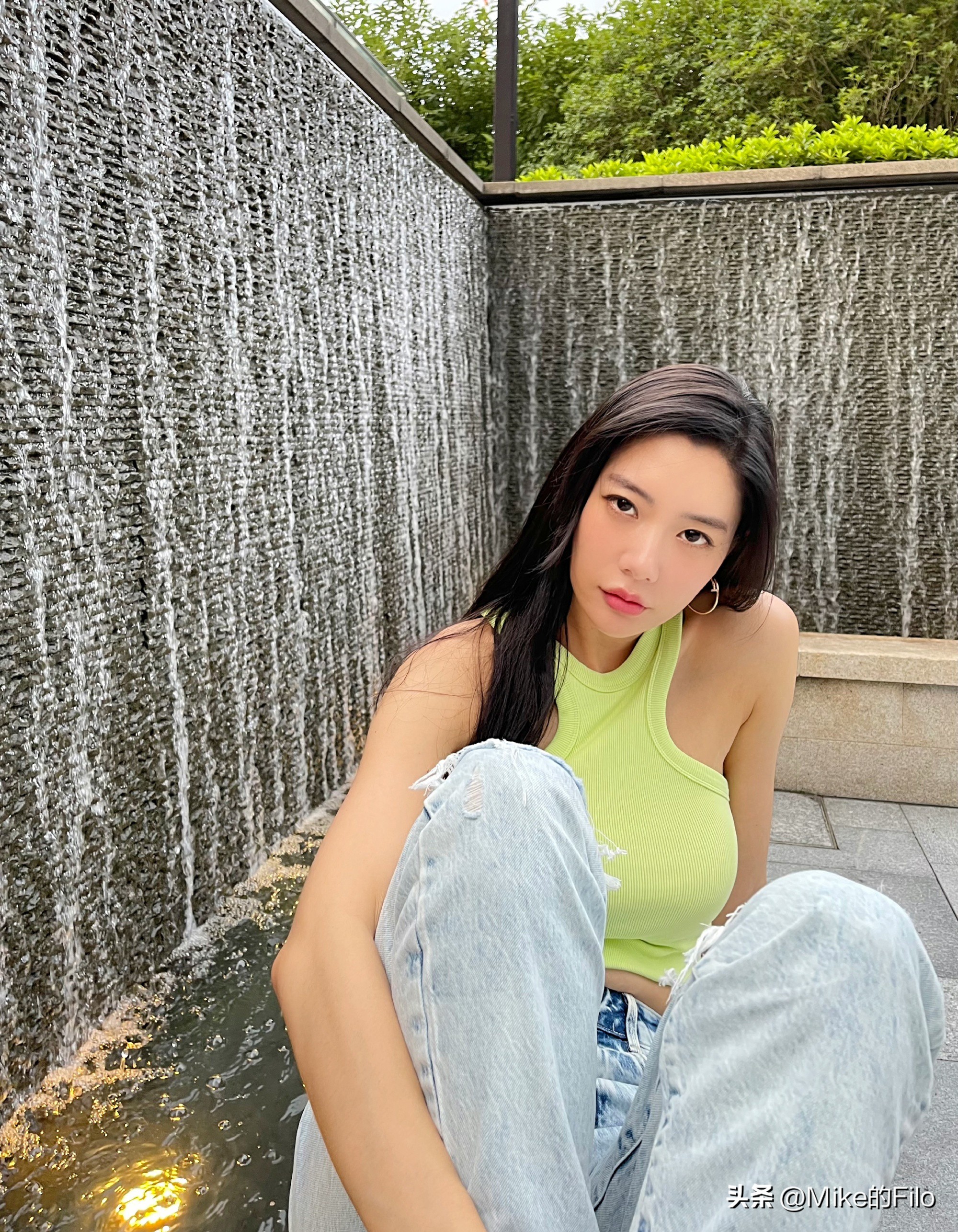 Li Chengmin wore two sets of light yellow and green, bold and avant ...