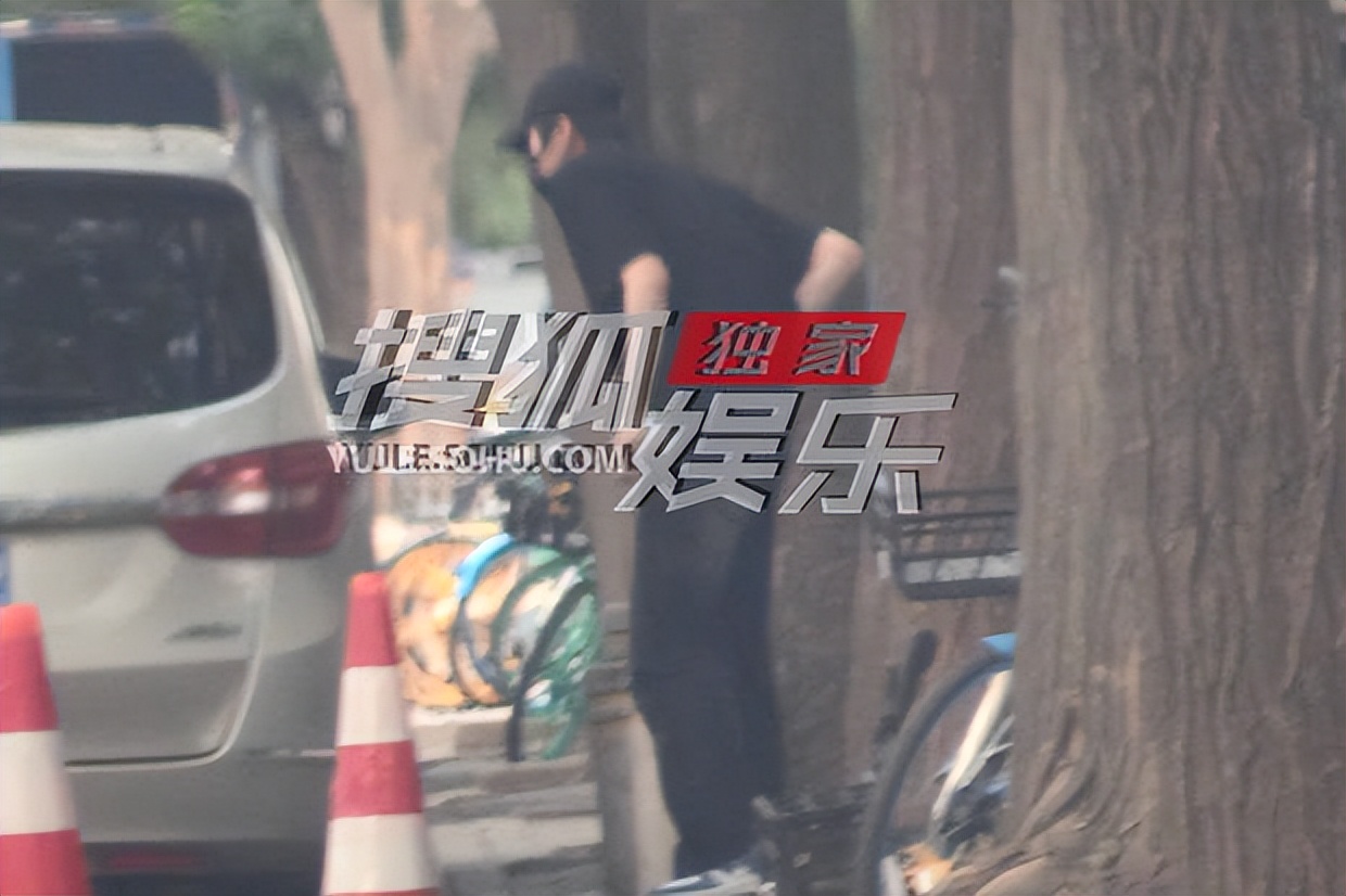 Exclusive: Luo Yizhou appeared at Lu Han's concert and ran away with the paparazzi's car in a ...