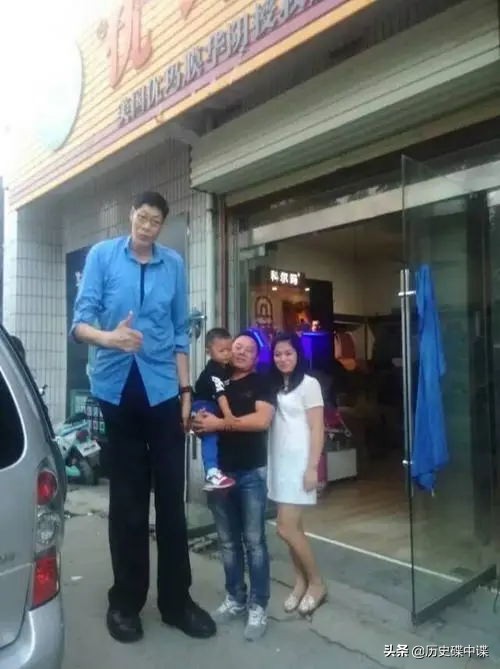 Asia's No. 1 Giant Zhang Juncai: As tall as 2.42 meters, how is life ...