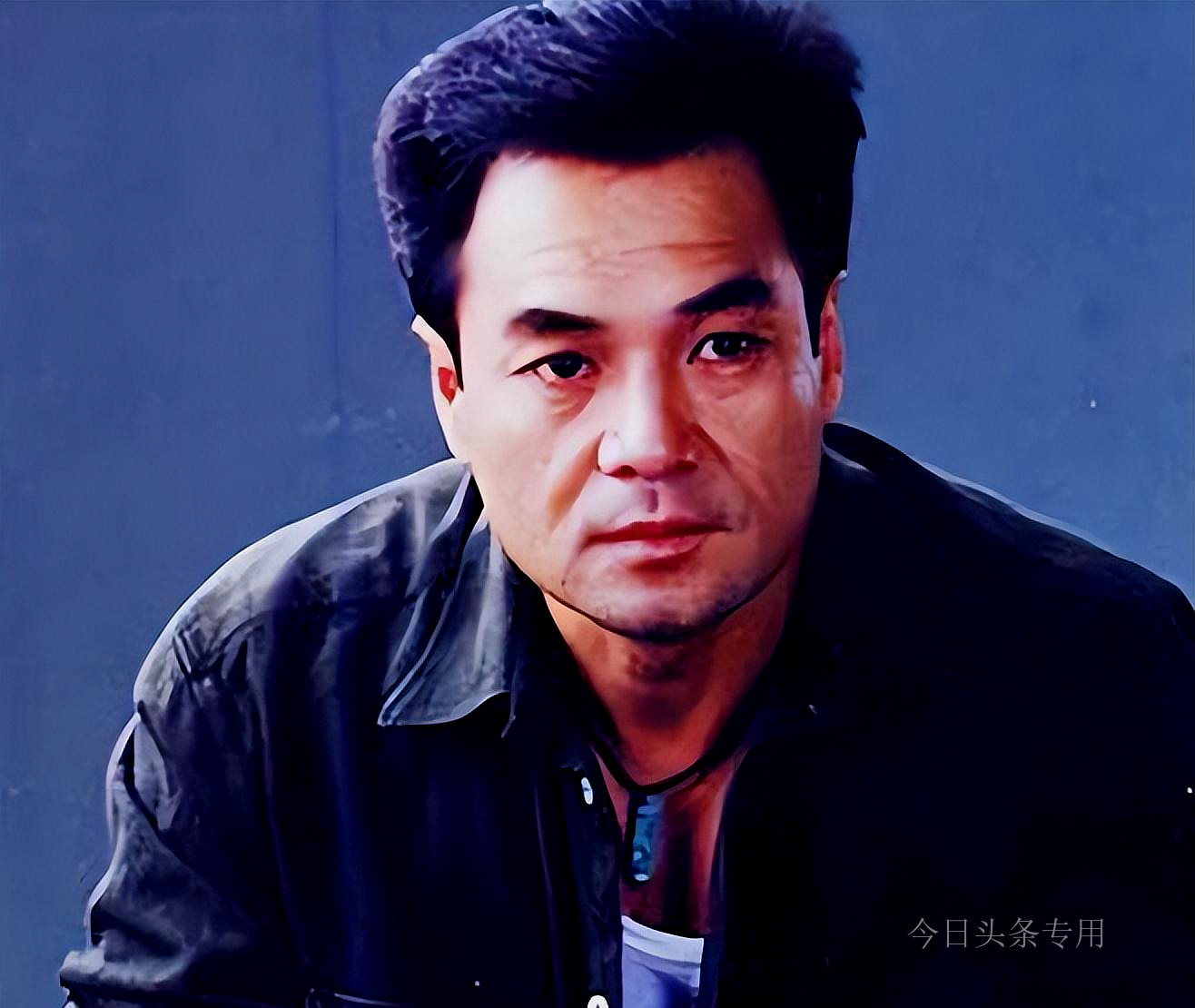 He is a famous veteran actor. He was abandoned by Xu Qing and stayed at ...