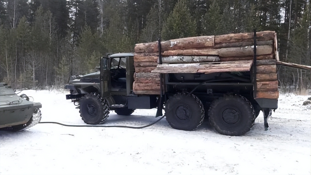 The Russian army crossed the sea, and the oil truck was disguised as a ...