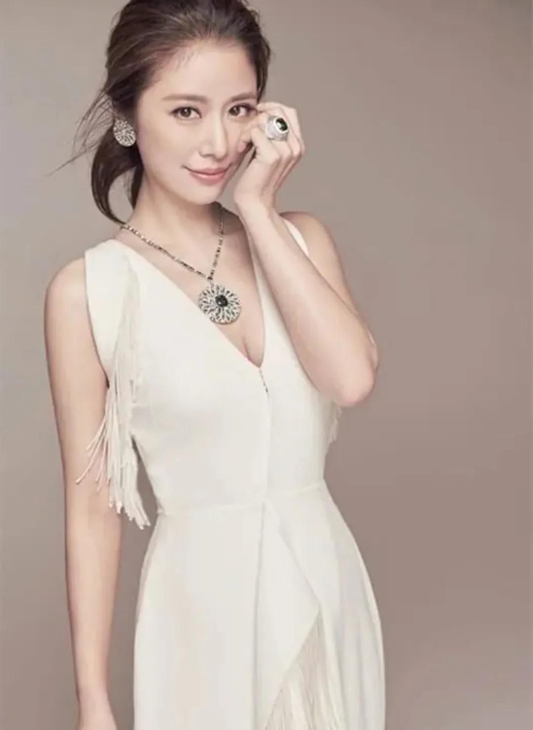 Sexy, charming and colorful Ruby Lin - iNEWS