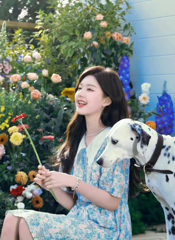 Zhao Lusi wears a blue floral doll-neck dress for a photo shoot, gentle ...