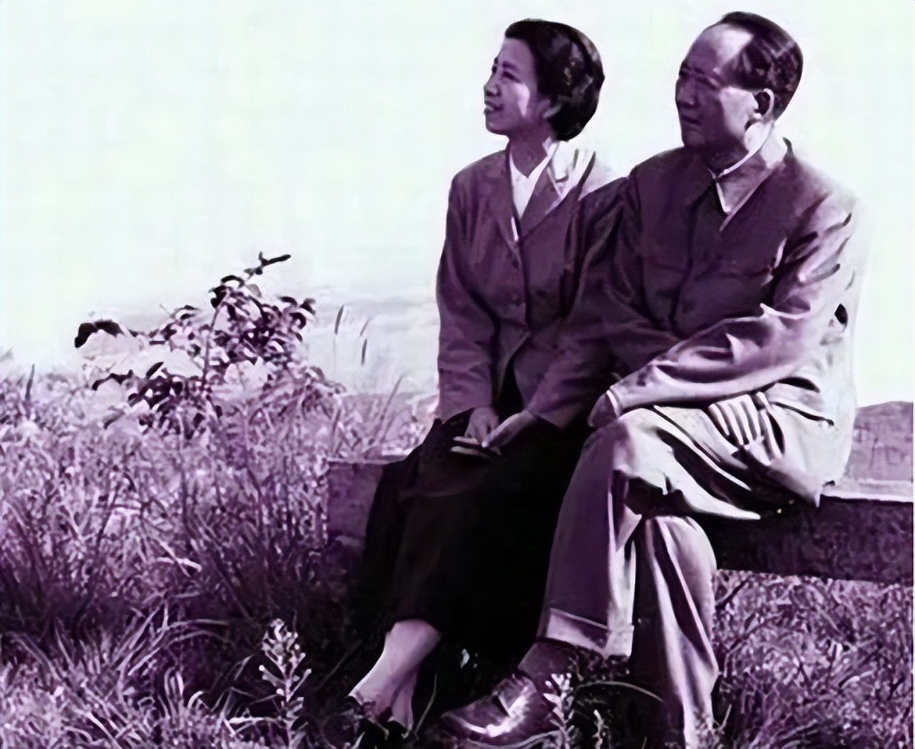In 1936, Jiang Qing and Tang Na's wedding photo, looking at Jiang Qing ...