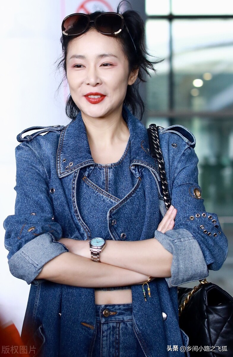 Gao Ye appeared at the Beijing Capital Airport after her trip to Cannes ...