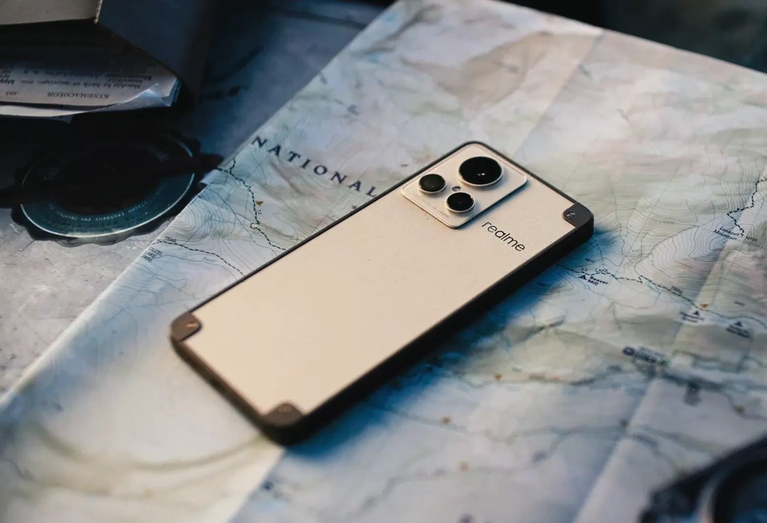 Hard case design + right-angle metal middle frame - iNEWS