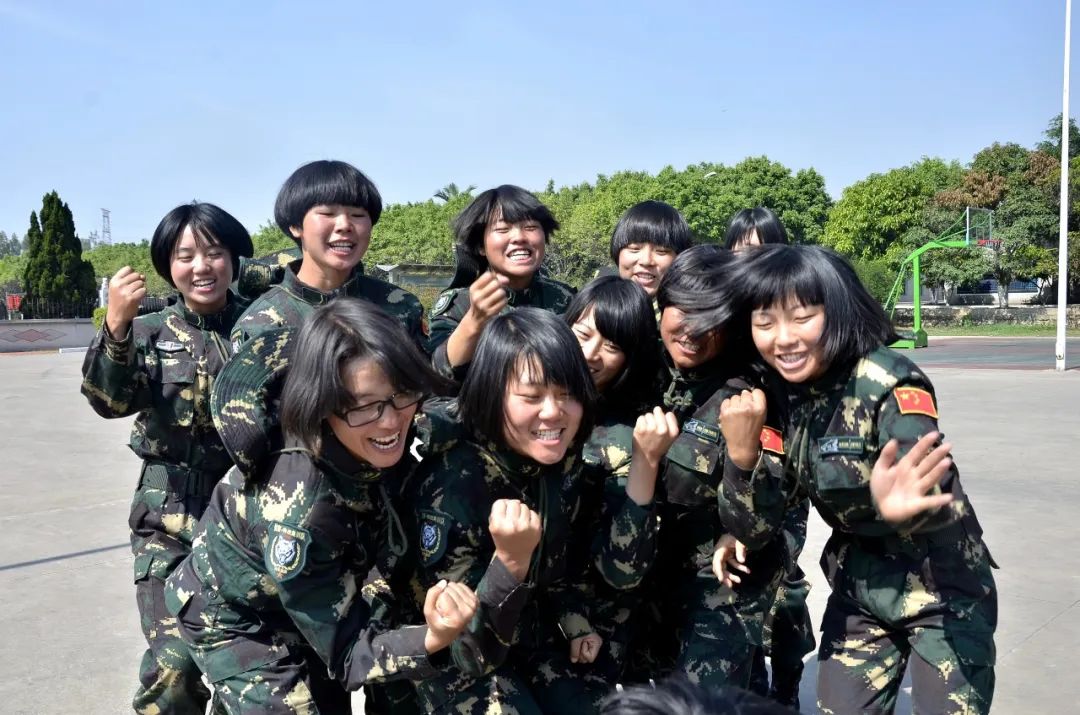 A very hardworking female sergeant, a Tibetan girl - iNEWS