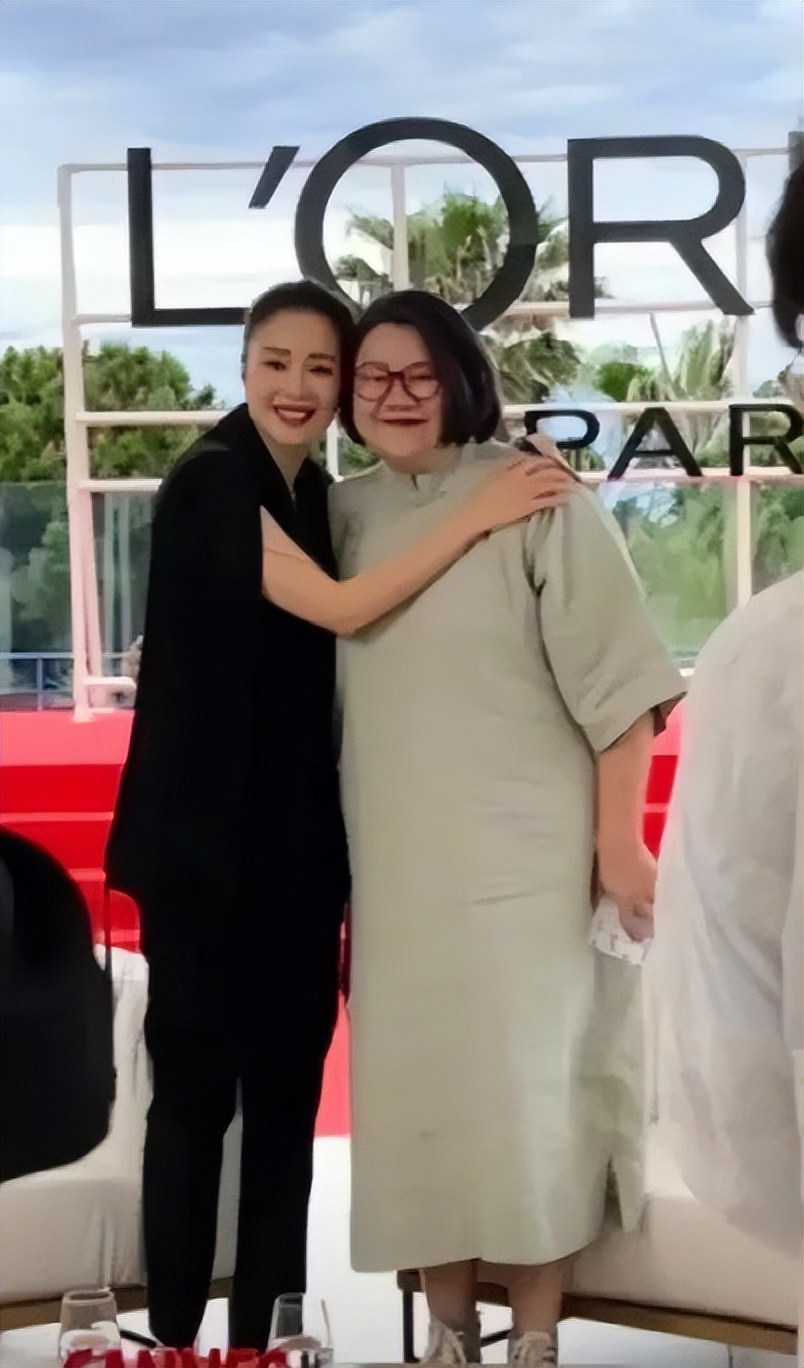 Chen Kaige's ex-wife is really fashionable! Wearing a 20,000 yuan ...