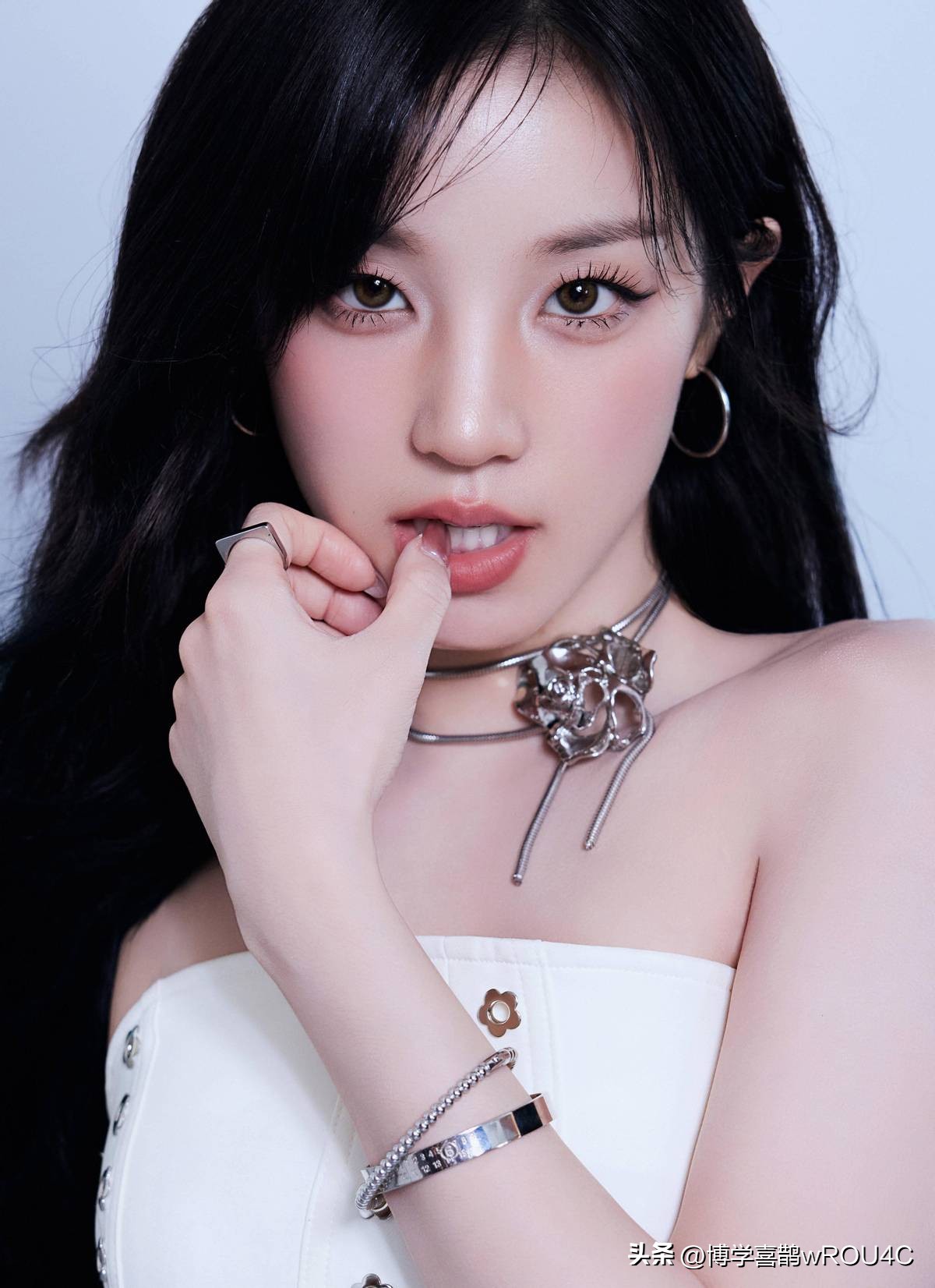 Song Yuqi wears a white tube top, sexy and playful, showing off her ...