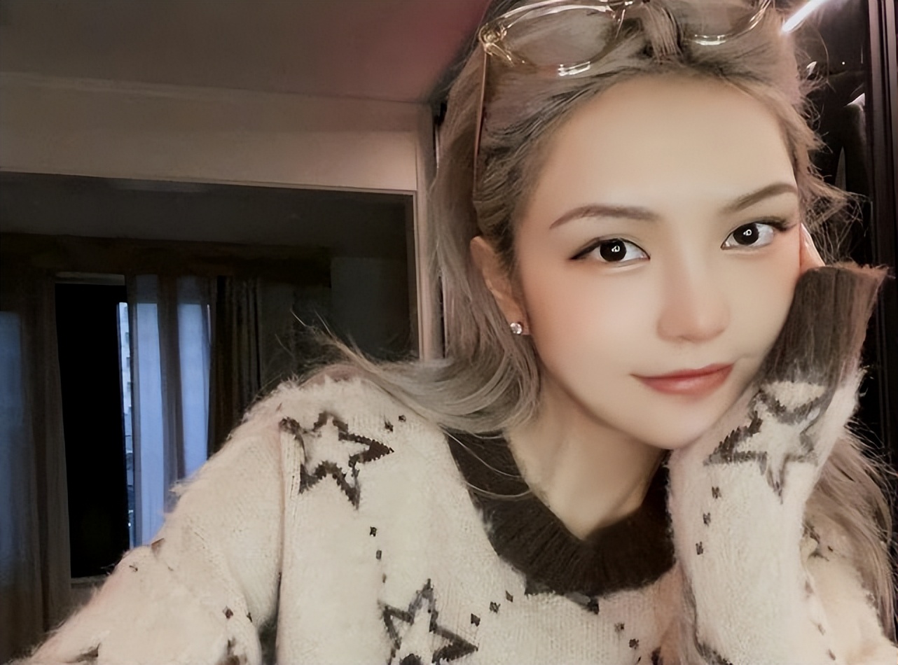 Zhou Yangqing Duan Xingxing Lake Dating!The princess hugs and covers her legs intimately, the ...