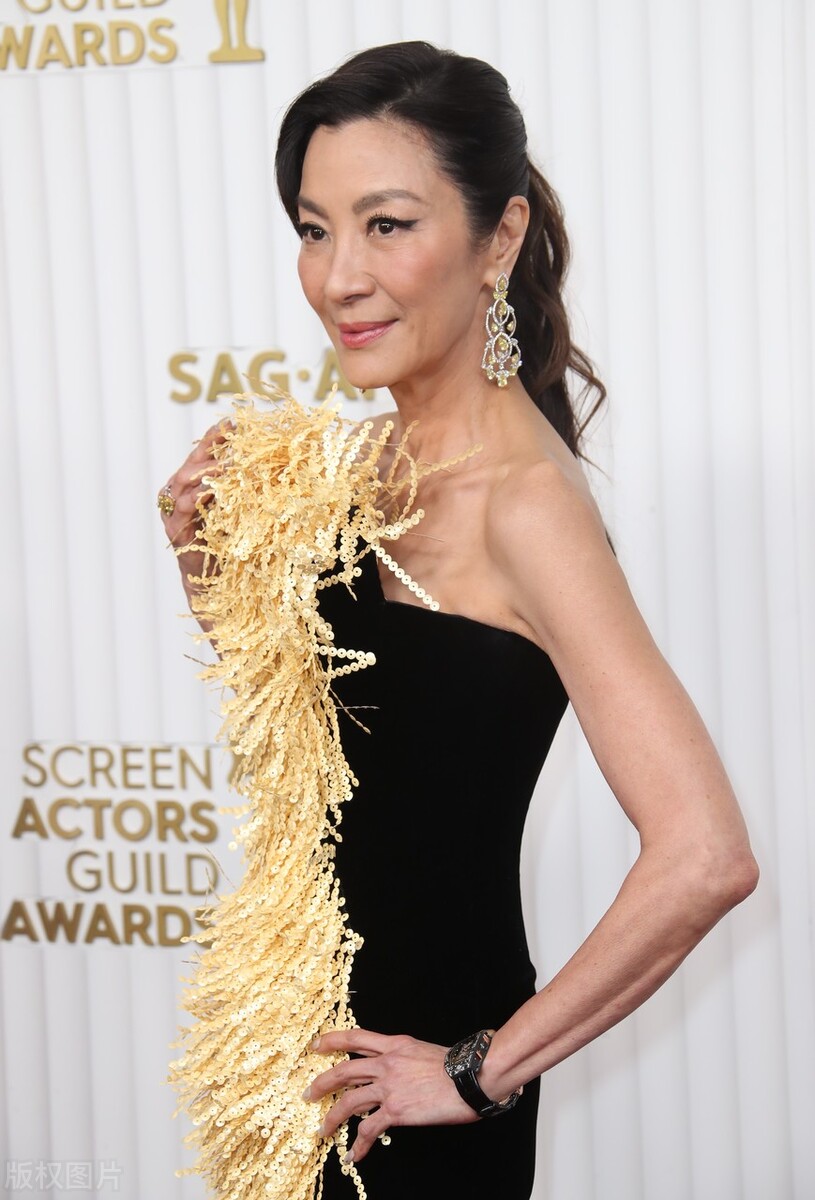 Michelle Yeoh's route is basically the same as that old man in her 70s ...