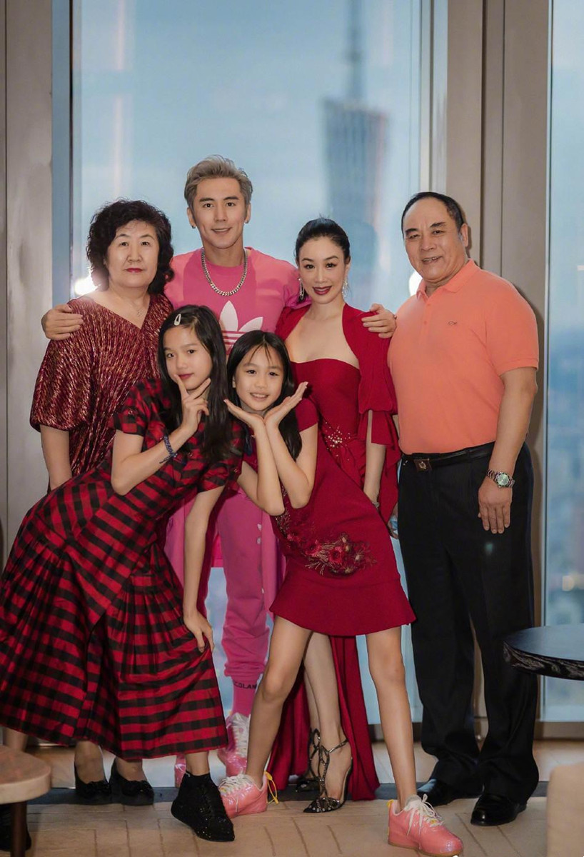 Zhong Liti and her in-laws are in the same frame! Zhang Lunshuo stands ...